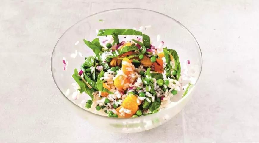 Rice Asian Salat með heitum laxi