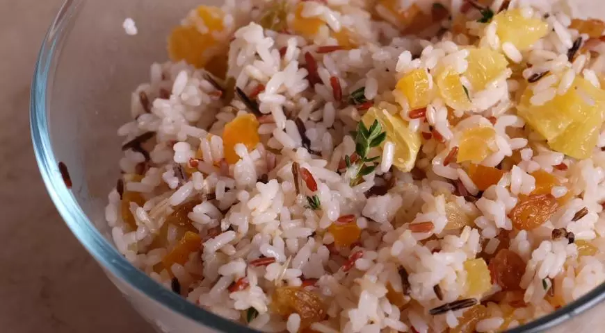 Mi mešamo riž s suho sadje in oranžno