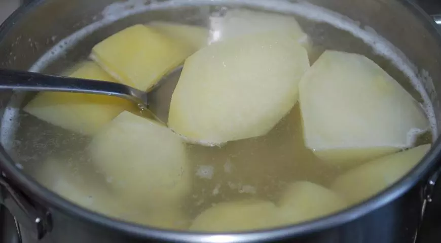 Stock Foto Koken Recept: Aardappelbraadpan met kip, stap nummer 1