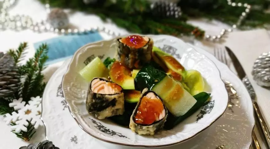 Salmon, ispanaq və manqo ilə salat
