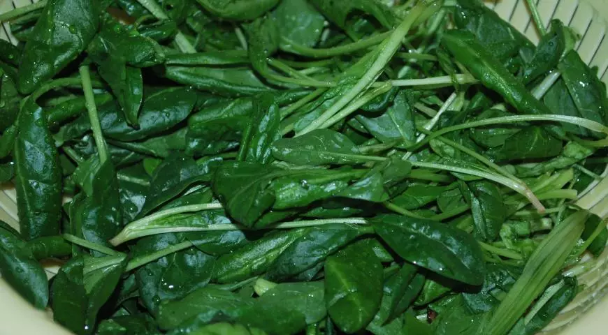 Stock Foto Tisjir Riċetta: insalata ma salamun, spinaċi u mang, numru pass 1