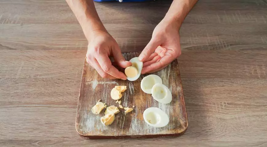 Forshmak di Herring, far bollire le uova avvitate, pulite e separati da tuorli dalle proteine