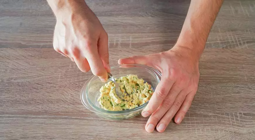 Forshmak heeringas, munakollased. Leidke äädika, sinep, sool ja pipar, lisage rohelised sibulad